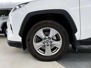 White Toyota RAV4 2022 in Vilnius, with an engine capacity of 1.99 L and mileage of 87 thousand km for 23900 €, photo 16 on AUTOMOTO.COM.LV