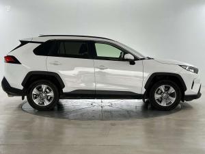 White Toyota RAV4 2022 in Vilnius, with an engine capacity of 1.99 L and mileage of 87 thousand km for 23900 €, photo 17 on AUTOMOTO.COM.LV