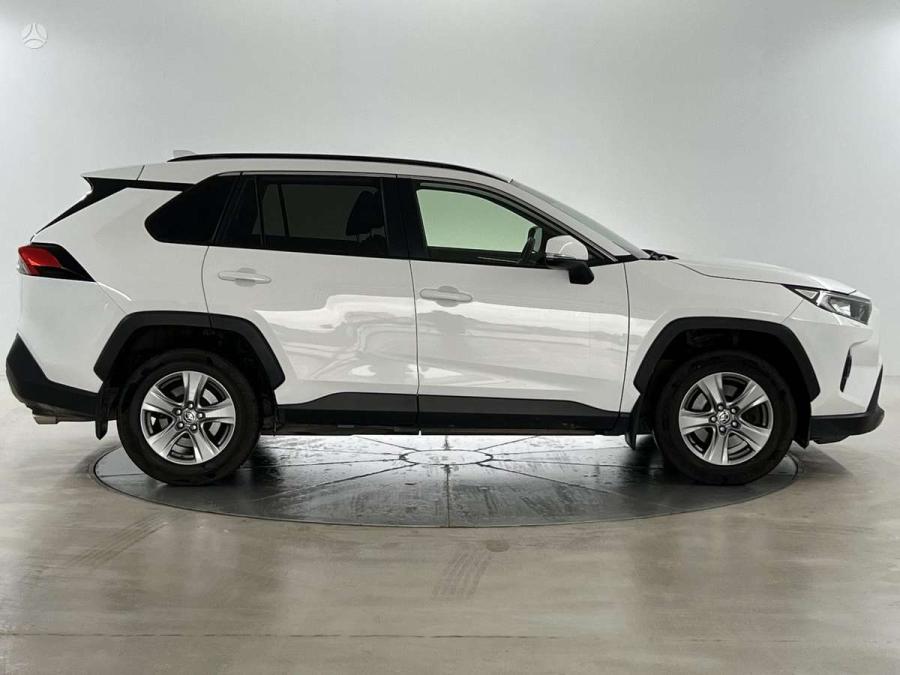 White Toyota RAV4 2022 in Vilnius, with an engine capacity of 1.99 L and mileage of 87 thousand km for 23900 €, photo 17 on AUTOMOTO.COM.LV