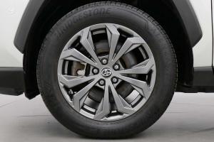 White Toyota RAV4 2022 in Vilnius, with an engine capacity of 2.49 L and mileage of 94 thousand km for 31900 €, photo 17 on AUTOMOTO.COM.LV