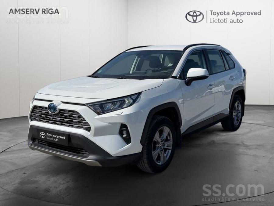 White Toyota RAV4 2022 in Riga, with an engine capacity of 2.50 L and mileage of 129 thousand km for 29000 €, photo 1 on AUTOMOTO.COM.LV