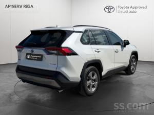 White Toyota RAV4 2022 in Riga, with an engine capacity of 2.50 L and mileage of 129 thousand km for 29000 €, photo 3 on AUTOMOTO.COM.LV