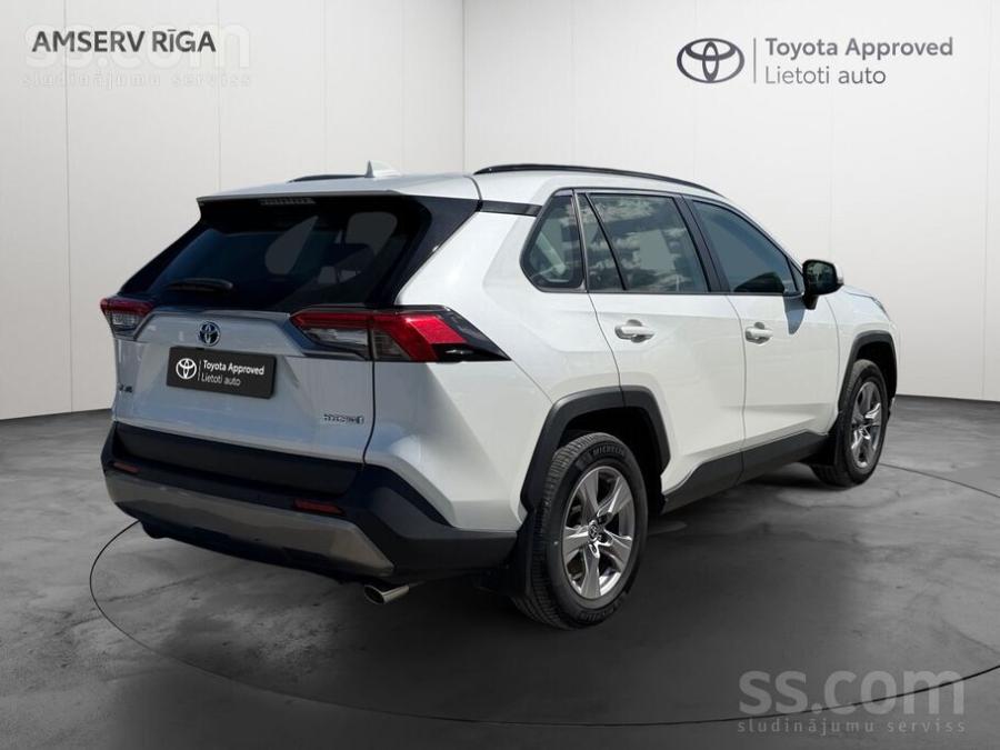 White Toyota RAV4 2022 in Riga, with an engine capacity of 2.50 L and mileage of 129 thousand km for 29000 €, photo 3 on AUTOMOTO.COM.LV