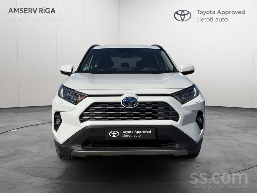 White Toyota RAV4 2022 in Riga, with an engine capacity of 2.50 L and mileage of 129 thousand km for 29000 €, photo 6 on AUTOMOTO.COM.LV