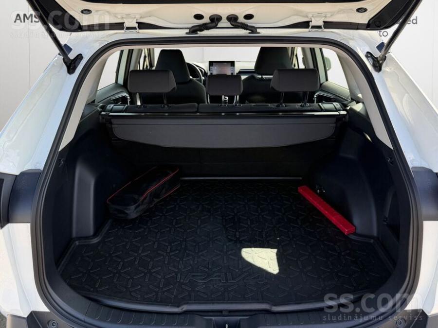 White Toyota RAV4 2022 in Riga, with an engine capacity of 2.50 L and mileage of 129 thousand km for 29000 €, photo 11 on AUTOMOTO.COM.LV