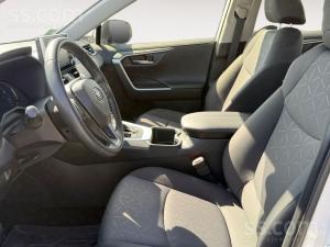 White Toyota RAV4 2022 in Riga, with an engine capacity of 2.50 L and mileage of 129 thousand km for 29000 €, photo 12 on AUTOMOTO.COM.LV