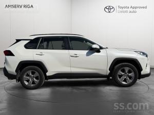 White Toyota RAV4 2022 in Riga, with an engine capacity of 2.50 L and mileage of 129 thousand km for 29000 €, photo 17 on AUTOMOTO.COM.LV
