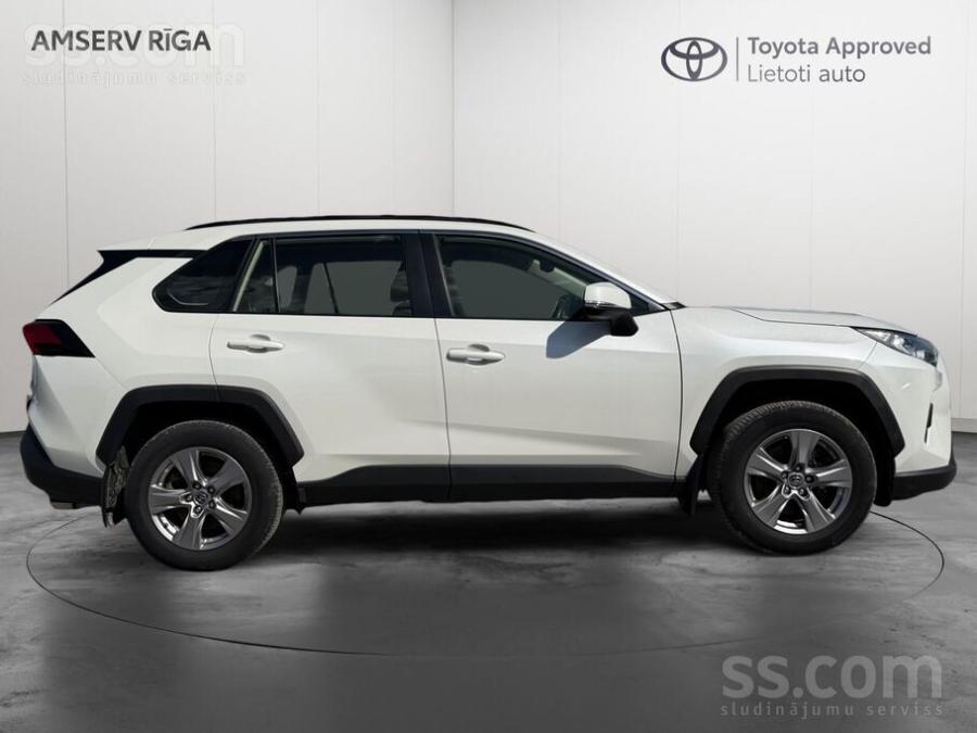 White Toyota RAV4 2022 in Riga, with an engine capacity of 2.50 L and mileage of 129 thousand km for 29000 €, photo 17 on AUTOMOTO.COM.LV