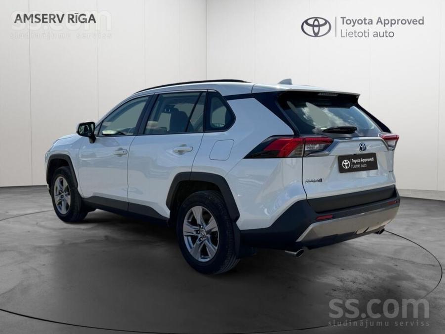 White Toyota RAV4 2022 in Riga, with an engine capacity of 2.50 L and mileage of 129 thousand km for 29000 €, photo 18 on AUTOMOTO.COM.LV