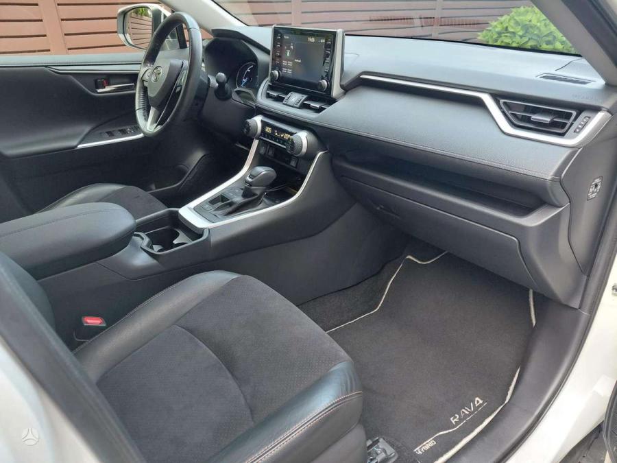 White Toyota RAV4 2022 in Vilnius, with an engine capacity of 2.49 L and mileage of 71 thousand km for 32000 €, photo 3 on AUTOMOTO.COM.LV