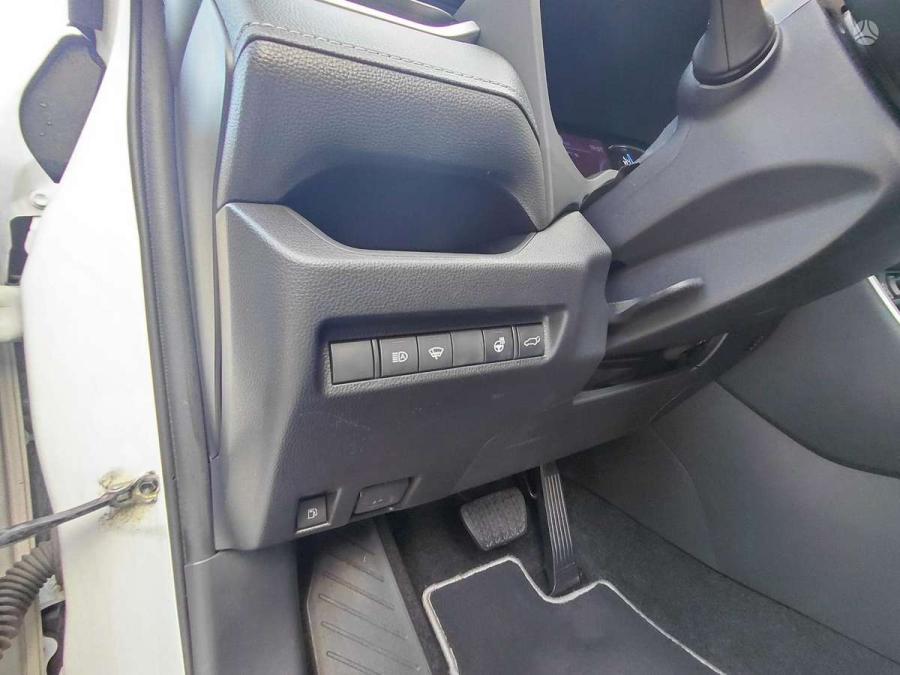 White Toyota RAV4 2022 in Vilnius, with an engine capacity of 2.49 L and mileage of 71 thousand km for 32000 €, photo 18 on AUTOMOTO.COM.LV