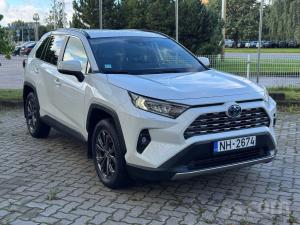 White Toyota RAV4 2022 in Riga, with an engine capacity of 2.50 L and mileage of 77 thousand km for 28450 €, photo  on AUTOMOTO.COM.LV