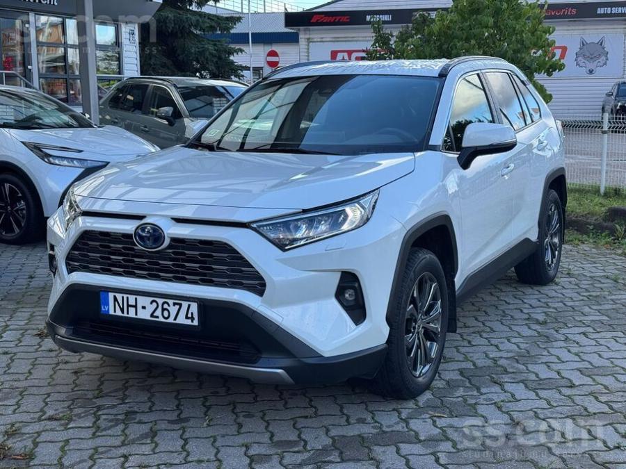 White Toyota RAV4 2022 in Riga, with an engine capacity of 2.50 L and mileage of 77 thousand km for 28450 €, photo 3 on AUTOMOTO.COM.LV