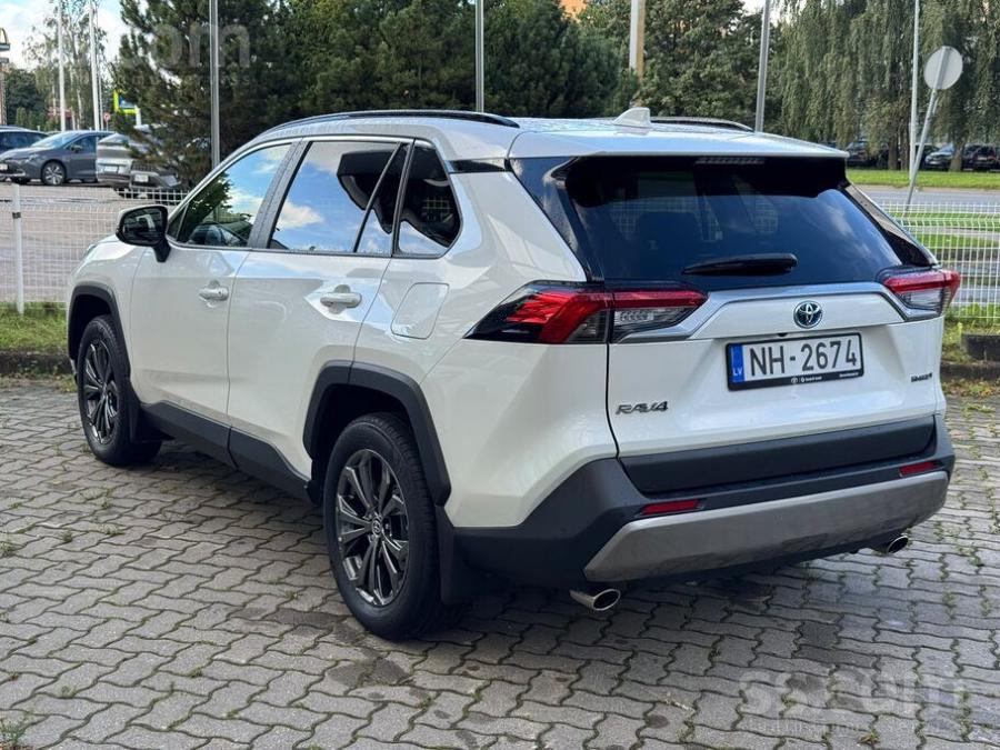 White Toyota RAV4 2022 in Riga, with an engine capacity of 2.50 L and mileage of 77 thousand km for 28450 €, photo 4 on AUTOMOTO.COM.LV