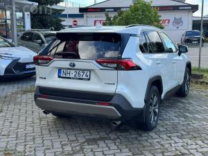 White Toyota RAV4 2022 in Riga, with an engine capacity of 2.50 L and mileage of 77 thousand km for 28450 €, photo 5 on AUTOMOTO.COM.LV