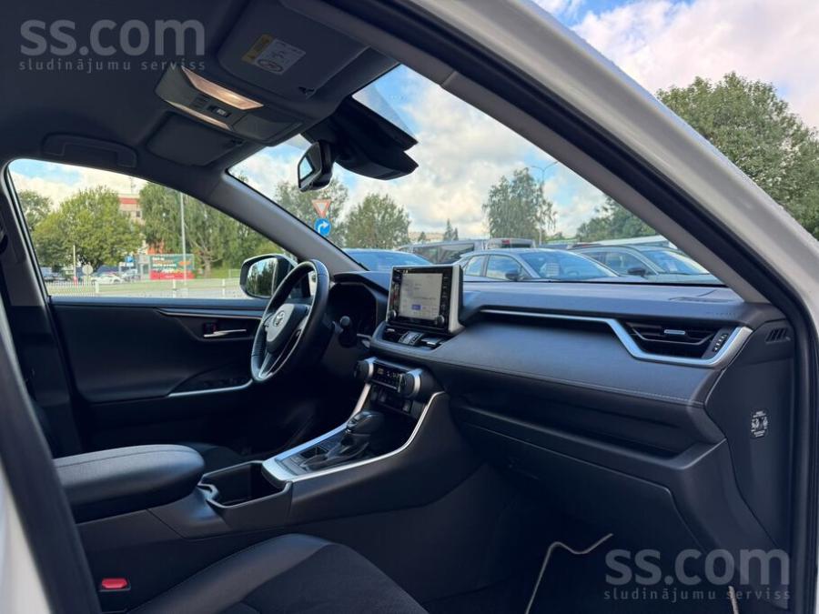White Toyota RAV4 2022 in Riga, with an engine capacity of 2.50 L and mileage of 77 thousand km for 28450 €, photo 7 on AUTOMOTO.COM.LV