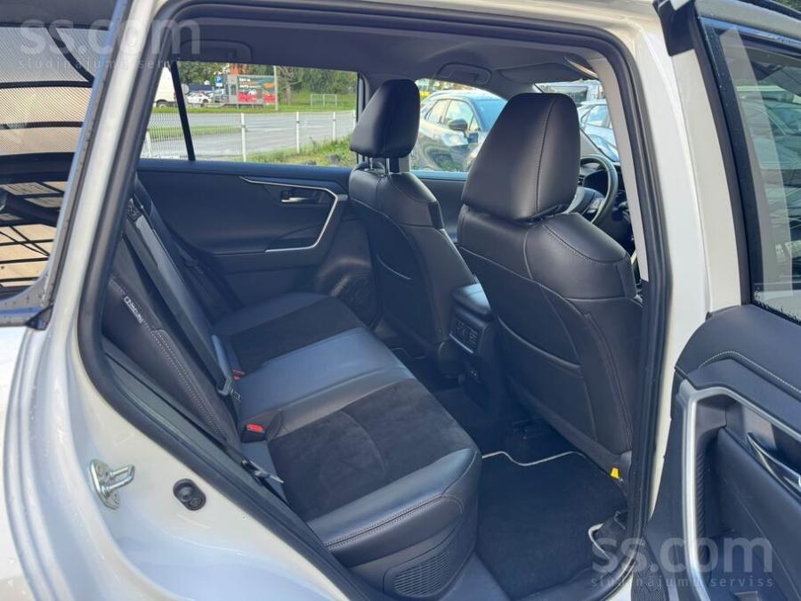 White Toyota RAV4 2022 in Riga, with an engine capacity of 2.50 L and mileage of 77 thousand km for 28450 €, photo 9 on AUTOMOTO.COM.LV