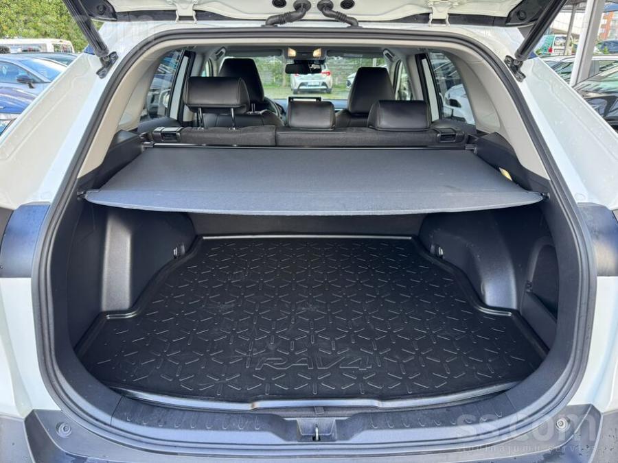 White Toyota RAV4 2022 in Riga, with an engine capacity of 2.50 L and mileage of 77 thousand km for 28450 €, photo 10 on AUTOMOTO.COM.LV