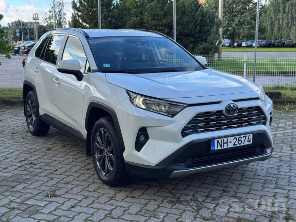 Toyota RAV4 2022 Rīga vietnē Balts Toyota RAV4 2022 Rīga, ar dzinēja tilpumu 2.50 L un nobraukumu 77 tūkst. km par 28450 €, foto 1 vietnē AUTOMOTO.COM.LV