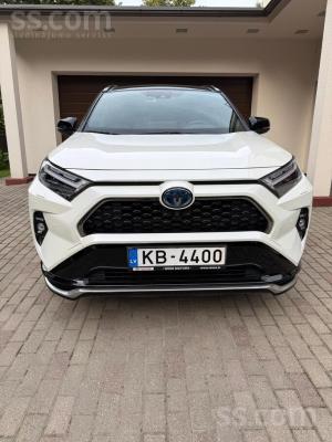 White Toyota RAV4 2022 in Riga, with an engine capacity of 2.50 L and mileage of 60 thousand km for 41500 €, photo 3 on AUTOMOTO.COM.LV