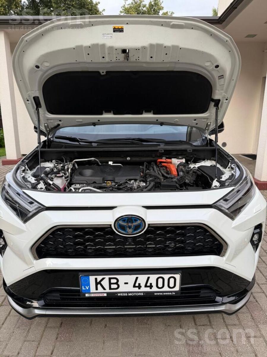 White Toyota RAV4 2022 in Riga, with an engine capacity of 2.50 L and mileage of 60 thousand km for 41500 €, photo 6 on AUTOMOTO.COM.LV