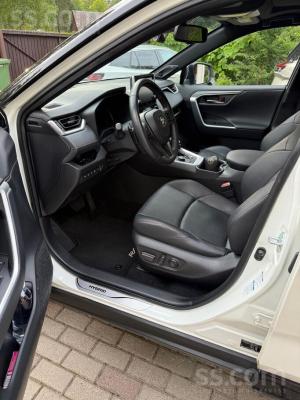 White Toyota RAV4 2022 in Riga, with an engine capacity of 2.50 L and mileage of 60 thousand km for 41500 €, photo 7 on AUTOMOTO.COM.LV