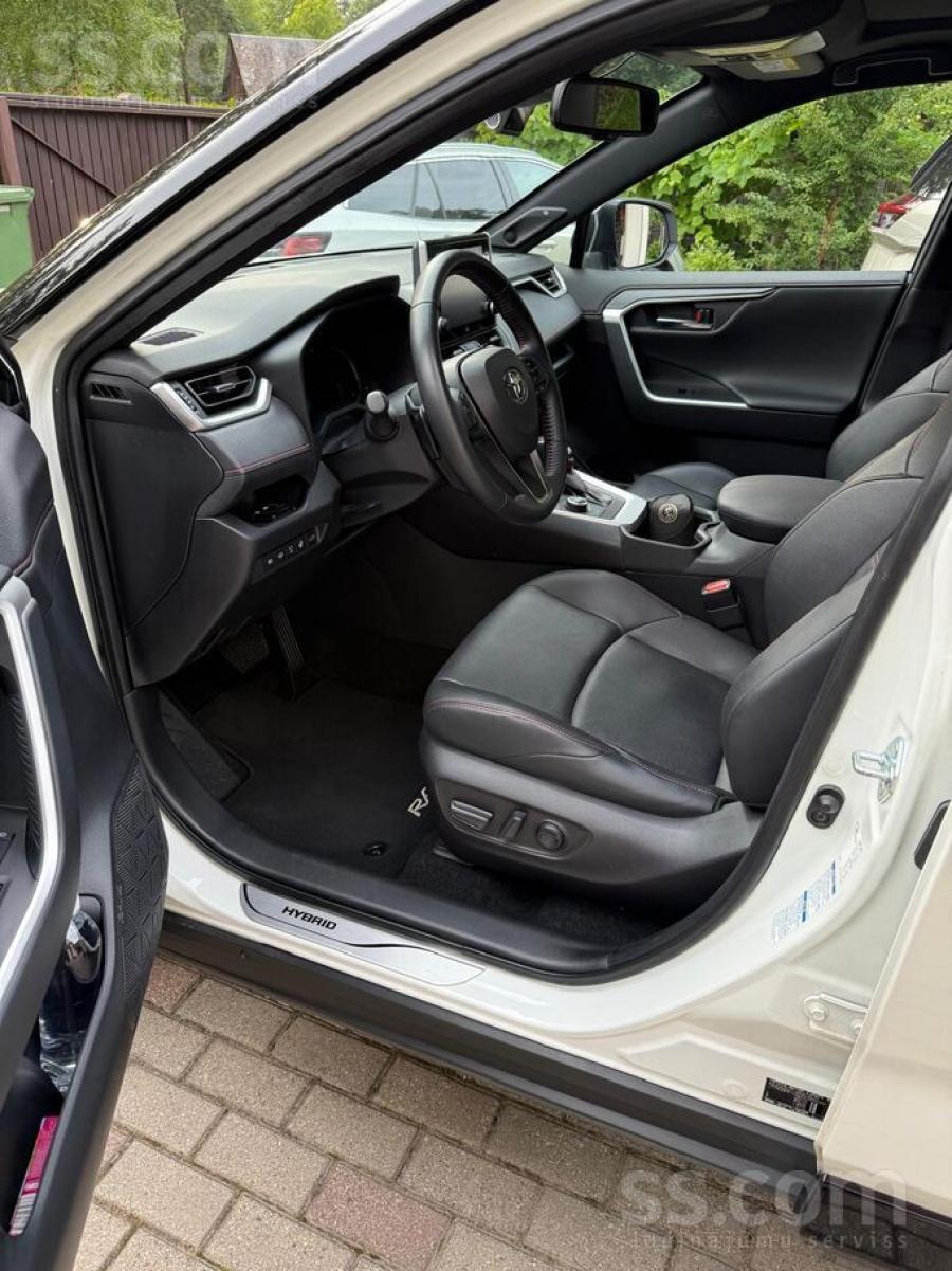 White Toyota RAV4 2022 in Riga, with an engine capacity of 2.50 L and mileage of 60 thousand km for 41500 €, photo 7 on AUTOMOTO.COM.LV