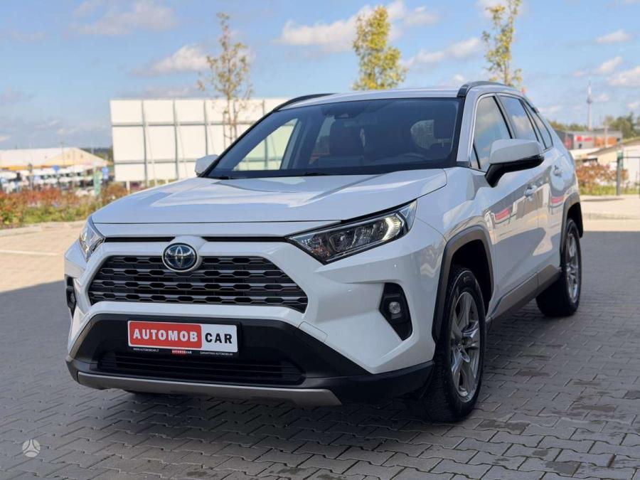 White Toyota RAV4 2022 in Vilnius, with an engine capacity of 2.49 L and mileage of 136 thousand km for 27500 €, photo 1 on AUTOMOTO.COM.LV