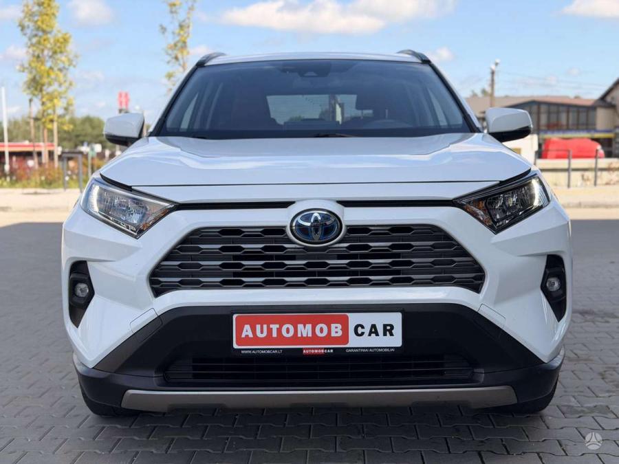 White Toyota RAV4 2022 in Vilnius, with an engine capacity of 2.49 L and mileage of 136 thousand km for 27500 €, photo 3 on AUTOMOTO.COM.LV