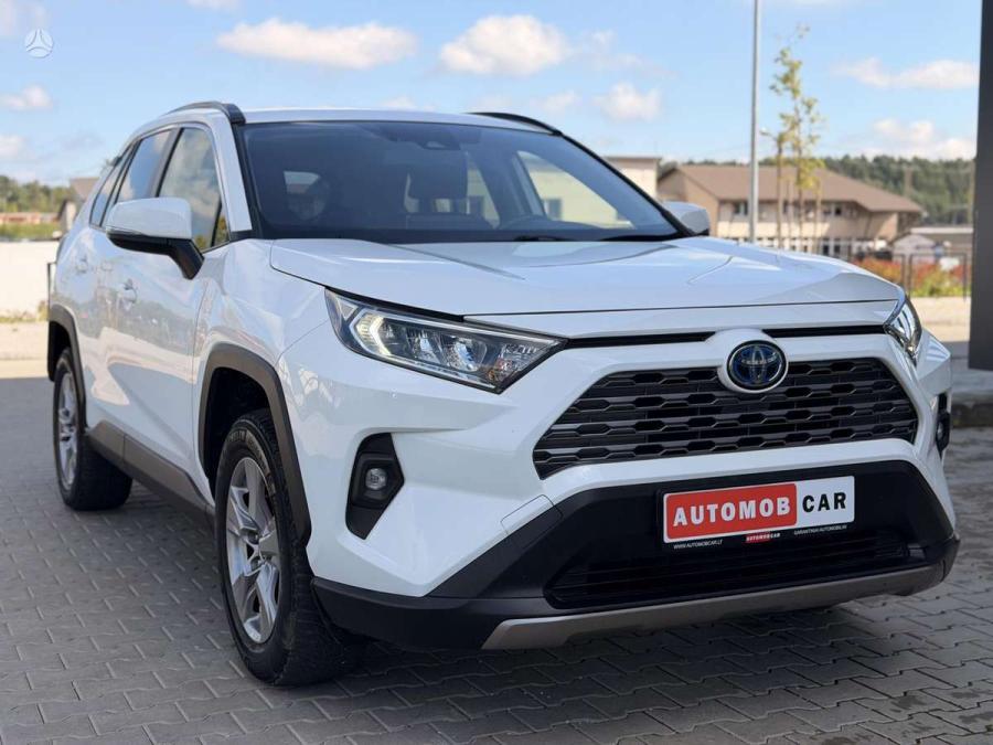 White Toyota RAV4 2022 in Vilnius, with an engine capacity of 2.49 L and mileage of 136 thousand km for 27500 €, photo 4 on AUTOMOTO.COM.LV