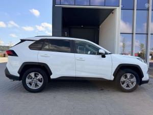 White Toyota RAV4 2022 in Vilnius, with an engine capacity of 2.49 L and mileage of 136 thousand km for 27500 €, photo 5 on AUTOMOTO.COM.LV