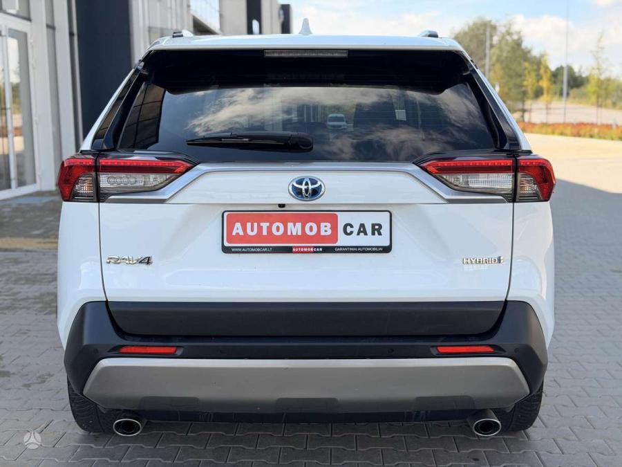 White Toyota RAV4 2022 in Vilnius, with an engine capacity of 2.49 L and mileage of 136 thousand km for 27500 €, photo 7 on AUTOMOTO.COM.LV