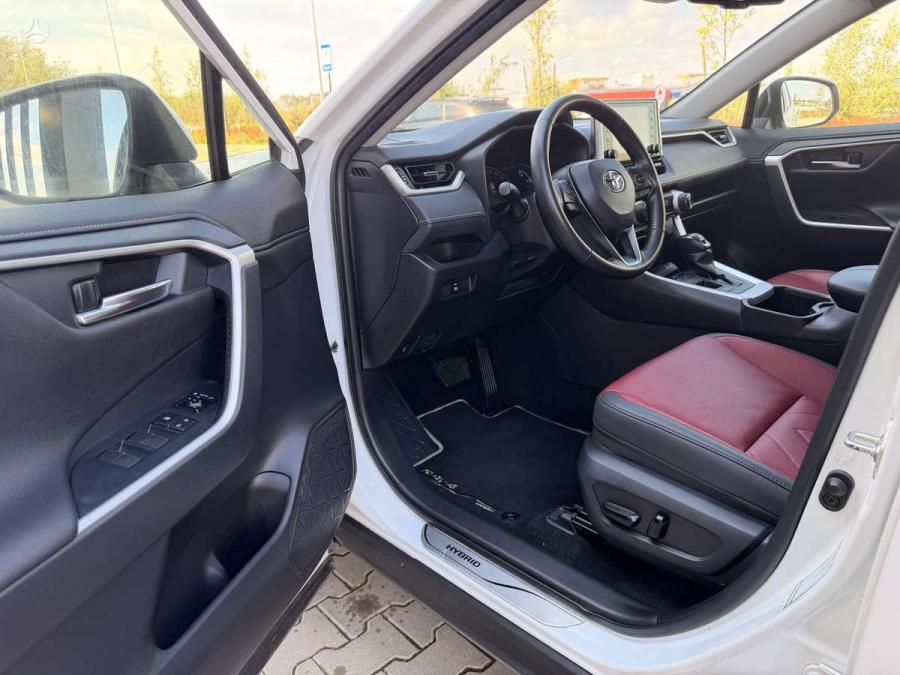 White Toyota RAV4 2022 in Vilnius, with an engine capacity of 2.49 L and mileage of 136 thousand km for 27500 €, photo 9 on AUTOMOTO.COM.LV