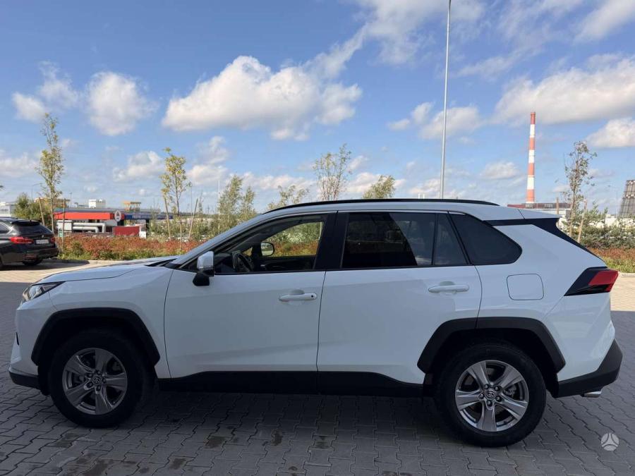 White Toyota RAV4 2022 in Vilnius, with an engine capacity of 2.49 L and mileage of 136 thousand km for 27500 €, photo 11 on AUTOMOTO.COM.LV