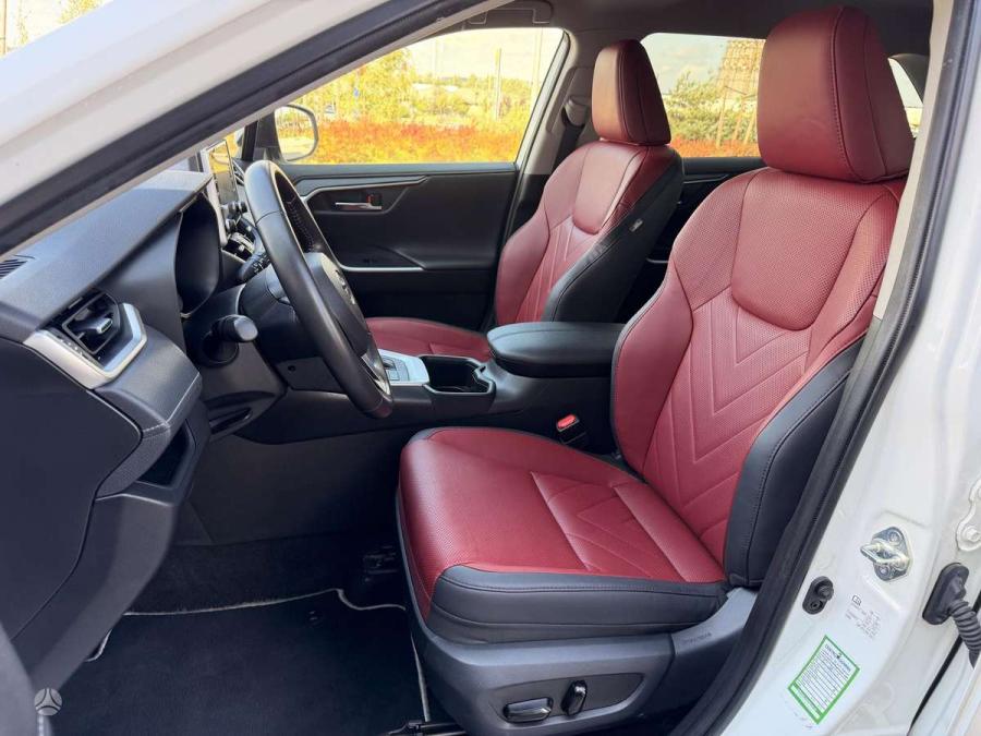 White Toyota RAV4 2022 in Vilnius, with an engine capacity of 2.49 L and mileage of 136 thousand km for 27500 €, photo 16 on AUTOMOTO.COM.LV