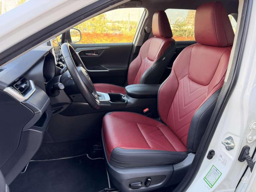 White Toyota RAV4 2022 in Vilnius, with an engine capacity of 2.49 L and mileage of 136 thousand km for 27500 €, photo 17 on AUTOMOTO.COM.LV
