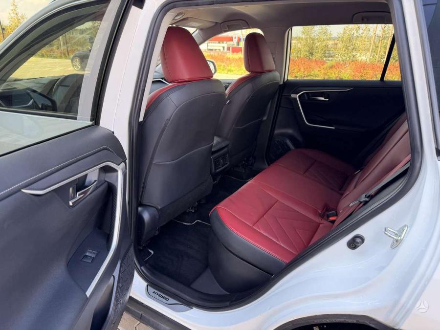 White Toyota RAV4 2022 in Vilnius, with an engine capacity of 2.49 L and mileage of 136 thousand km for 27500 €, photo 18 on AUTOMOTO.COM.LV