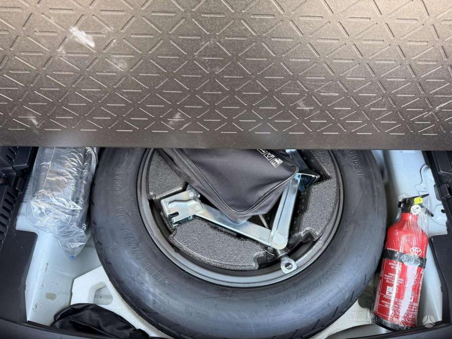 White Toyota RAV4 2022 in Vilnius, with an engine capacity of 2.49 L and mileage of 136 thousand km for 27500 €, photo 25 on AUTOMOTO.COM.LV