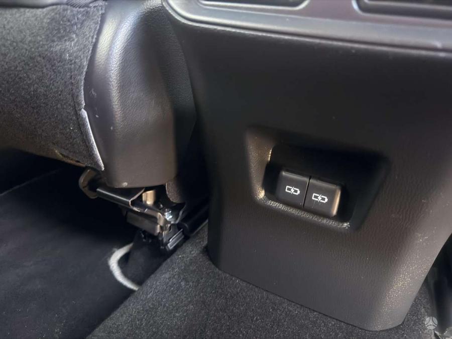 White Toyota RAV4 2022 in Vilnius, with an engine capacity of 2.49 L and mileage of 136 thousand km for 27500 €, photo 27 on AUTOMOTO.COM.LV