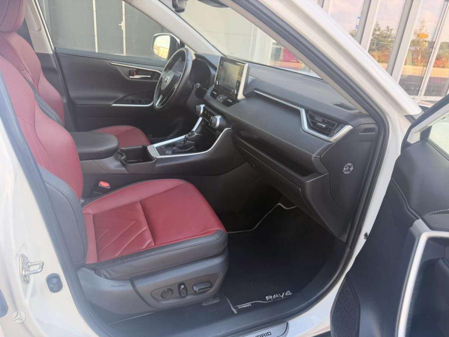 White Toyota RAV4 2022 in Vilnius, with an engine capacity of 2.49 L and mileage of 136 thousand km for 27500 €, photo 32 on AUTOMOTO.COM.LV