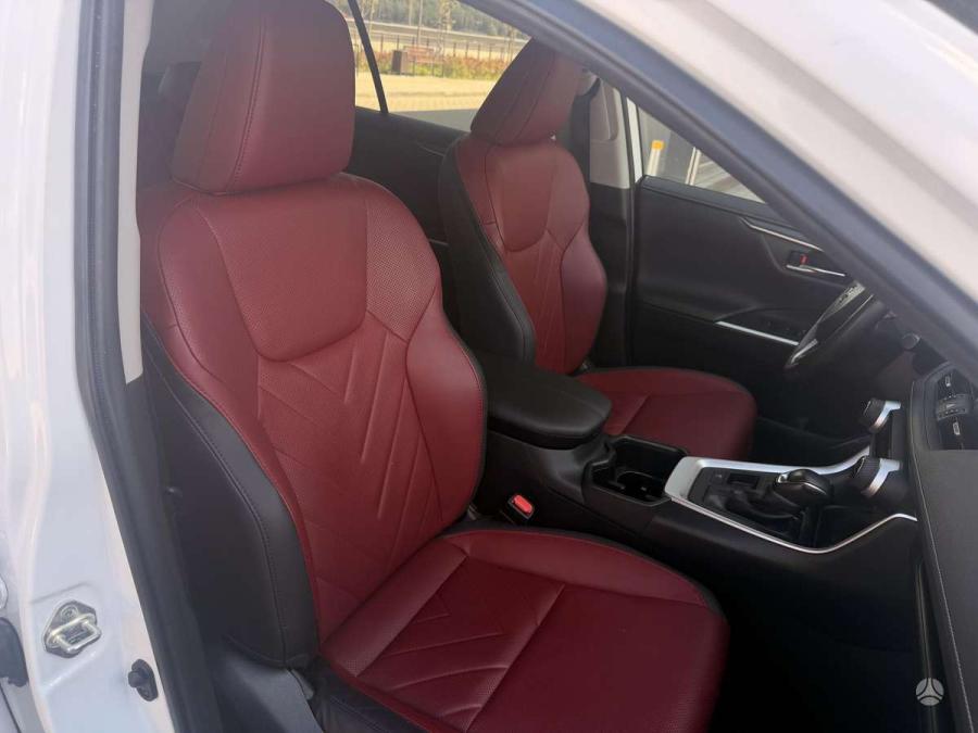 White Toyota RAV4 2022 in Vilnius, with an engine capacity of 2.49 L and mileage of 136 thousand km for 27500 €, photo 35 on AUTOMOTO.COM.LV