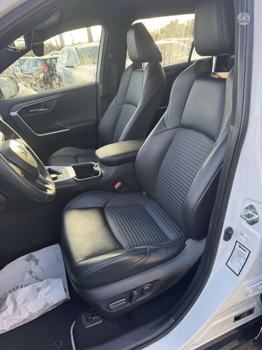 Balts Toyota RAV4 2023 Panevēža, ar dzinēja tilpumu 2.50 L un nobraukumu 63 tūkst. km par 31500 €, foto 14 vietnē AUTOMOTO.COM.LV