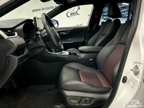 Balts Toyota RAV4 2023 Avižieniai, ar dzinēja tilpumu 2.50 L un nobraukumu 50 tūkst. km par 32000 €, foto 4 vietnē AUTOMOTO.COM.LV