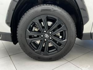 Белый Тойота РАВ 4 2023 в Авиженяй, объемом двигателя 2.50 л и пробегом 50 тыс. км за 32000 €, фото 30 на AUTOMOTO.COM.LV