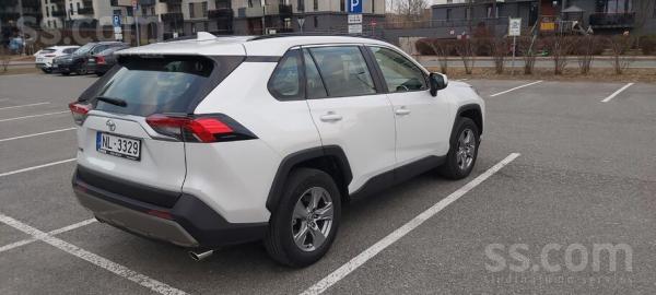 White Toyota RAV4 2023 in Riga, with an engine capacity of 2.00 L and mileage of 17 thousand km for 33900 €, photo 2 on AUTOMOTO.COM.LV