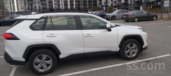 White Toyota RAV4 2023 in Riga, with an engine capacity of 2.00 L and mileage of 17 thousand km for 33900 €, photo 3 on AUTOMOTO.COM.LV