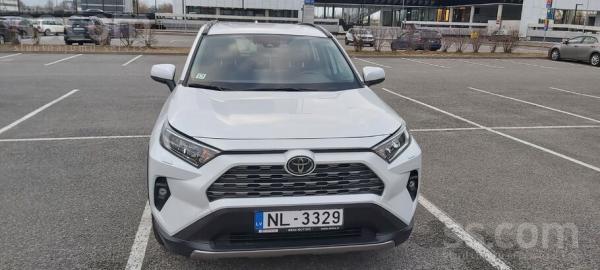 White Toyota RAV4 2023 in Riga, with an engine capacity of 2.00 L and mileage of 17 thousand km for 33900 €, photo 5 on AUTOMOTO.COM.LV