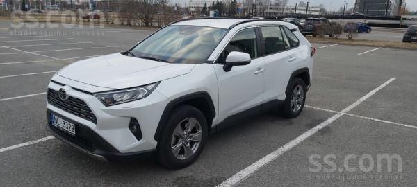 White Toyota RAV4 2023 in Riga, with an engine capacity of 2.00 L and mileage of 17 thousand km for 33900 €, photo 6 on AUTOMOTO.COM.LV