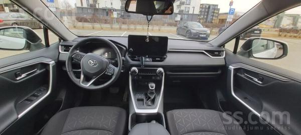 White Toyota RAV4 2023 in Riga, with an engine capacity of 2.00 L and mileage of 17 thousand km for 33900 €, photo 8 on AUTOMOTO.COM.LV