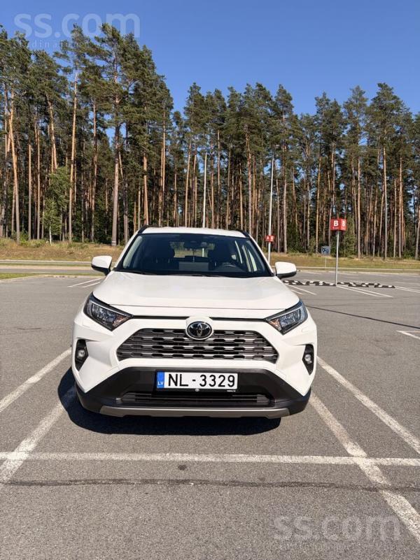 White Toyota RAV4 2023 in Riga, with an engine capacity of 2.00 L and mileage of 18 thousand km for 33500 €, photo 1 on AUTOMOTO.COM.LV
